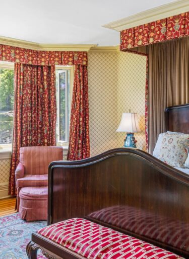 The Howe | Hotel With Fireplaces & Hot Tub In Room | The Erlowest