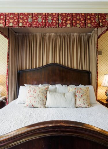 The Howe | Hotel With Fireplaces & Hot Tub In Room | The Erlowest