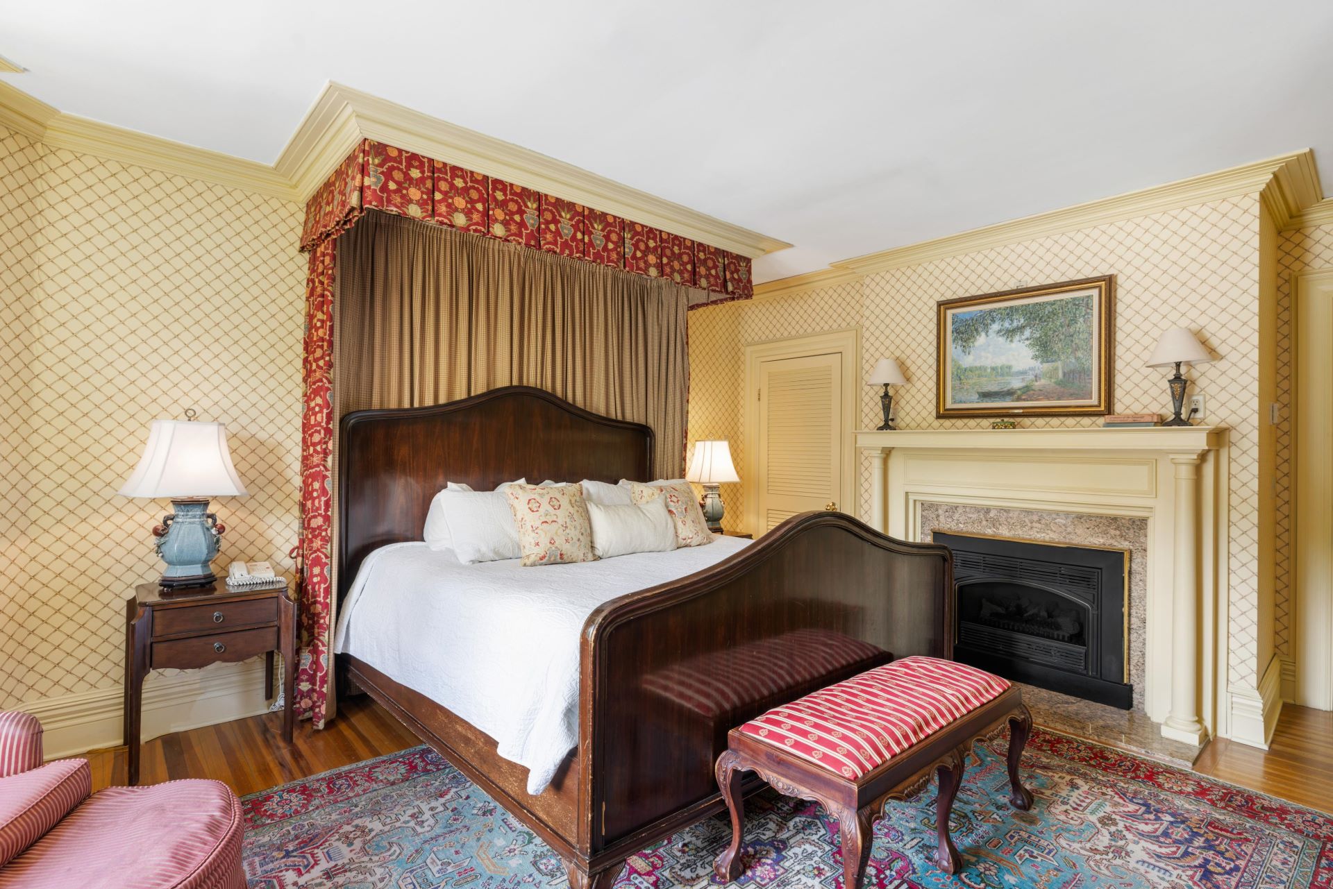 The Howe | Hotel With Fireplaces & Hot Tub In Room | The Erlowest